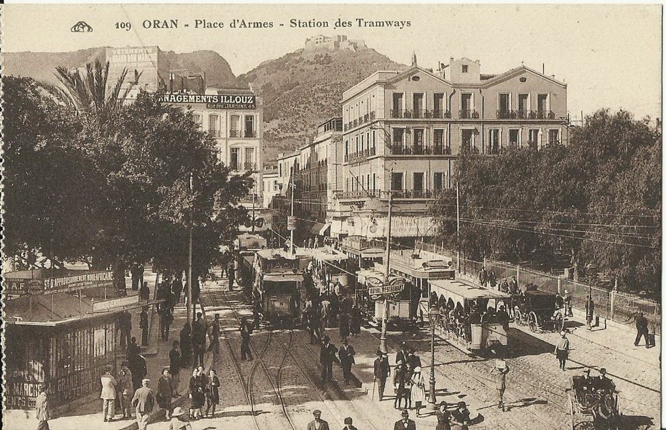 CPA: ALGERIE, ANNEES 1910. ORAN, PLACE D'ARMES, STATIONS DES TRAMWAYS.
