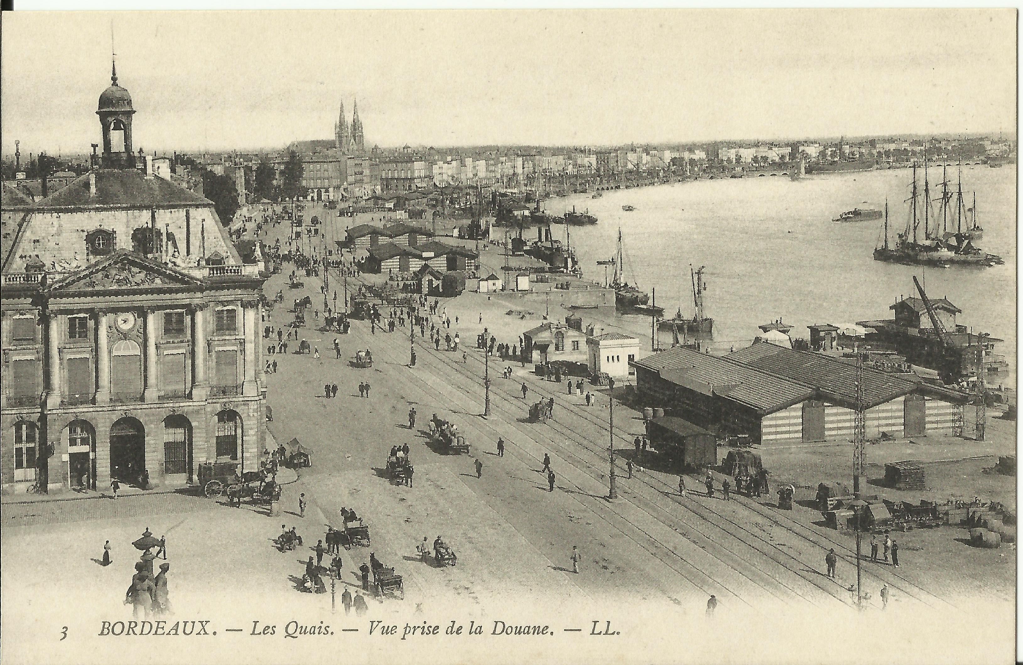 CPA: BORDEAUX, Les Quais, Vue prise de la Douane, vers 1900