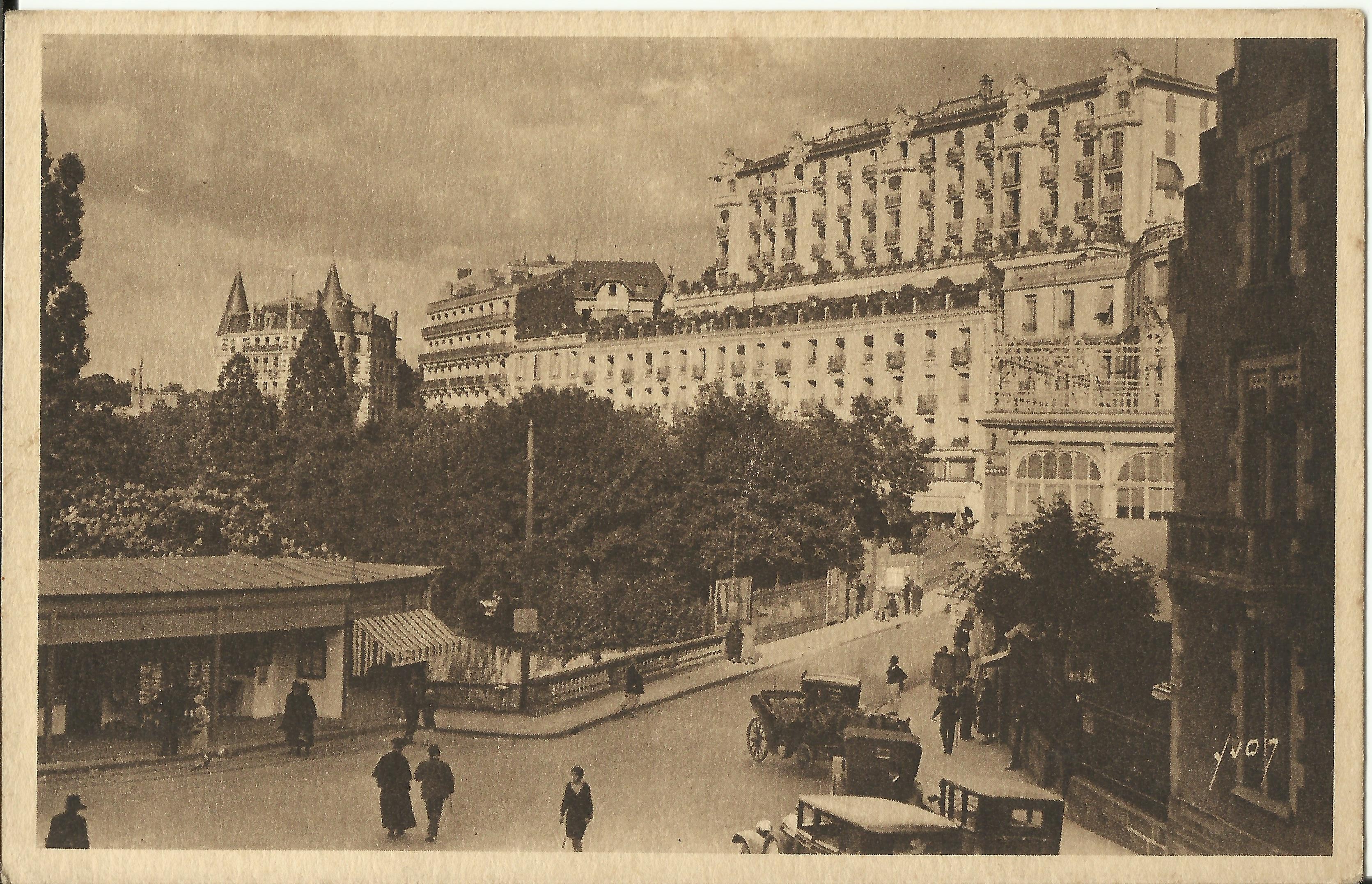 CPA: ROYAT, La Place Allard et les Grands Hotels, vers 1920