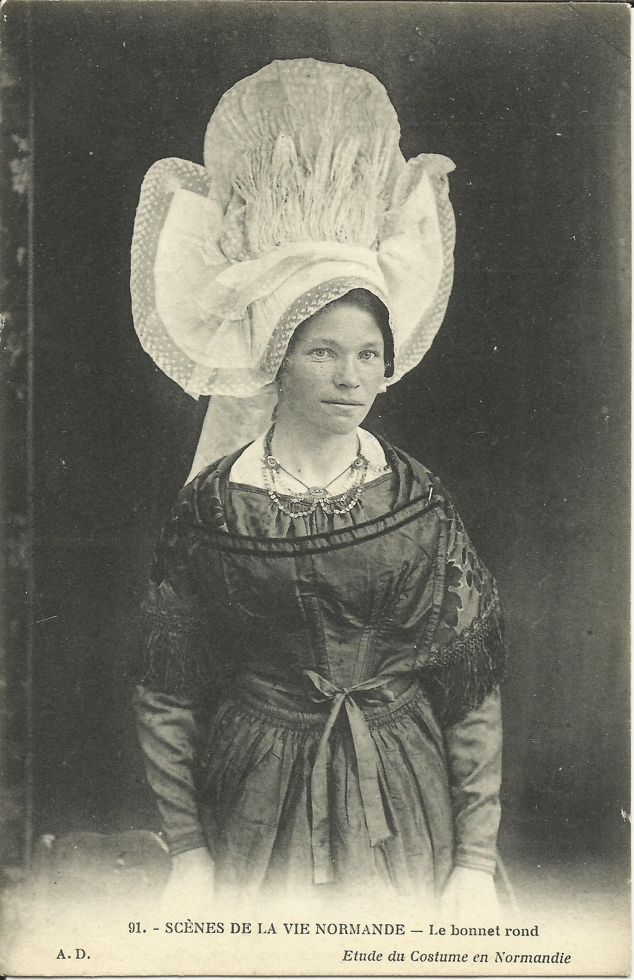 CPA: NORMANDIE, Le Bonnet Rond, vers 1900