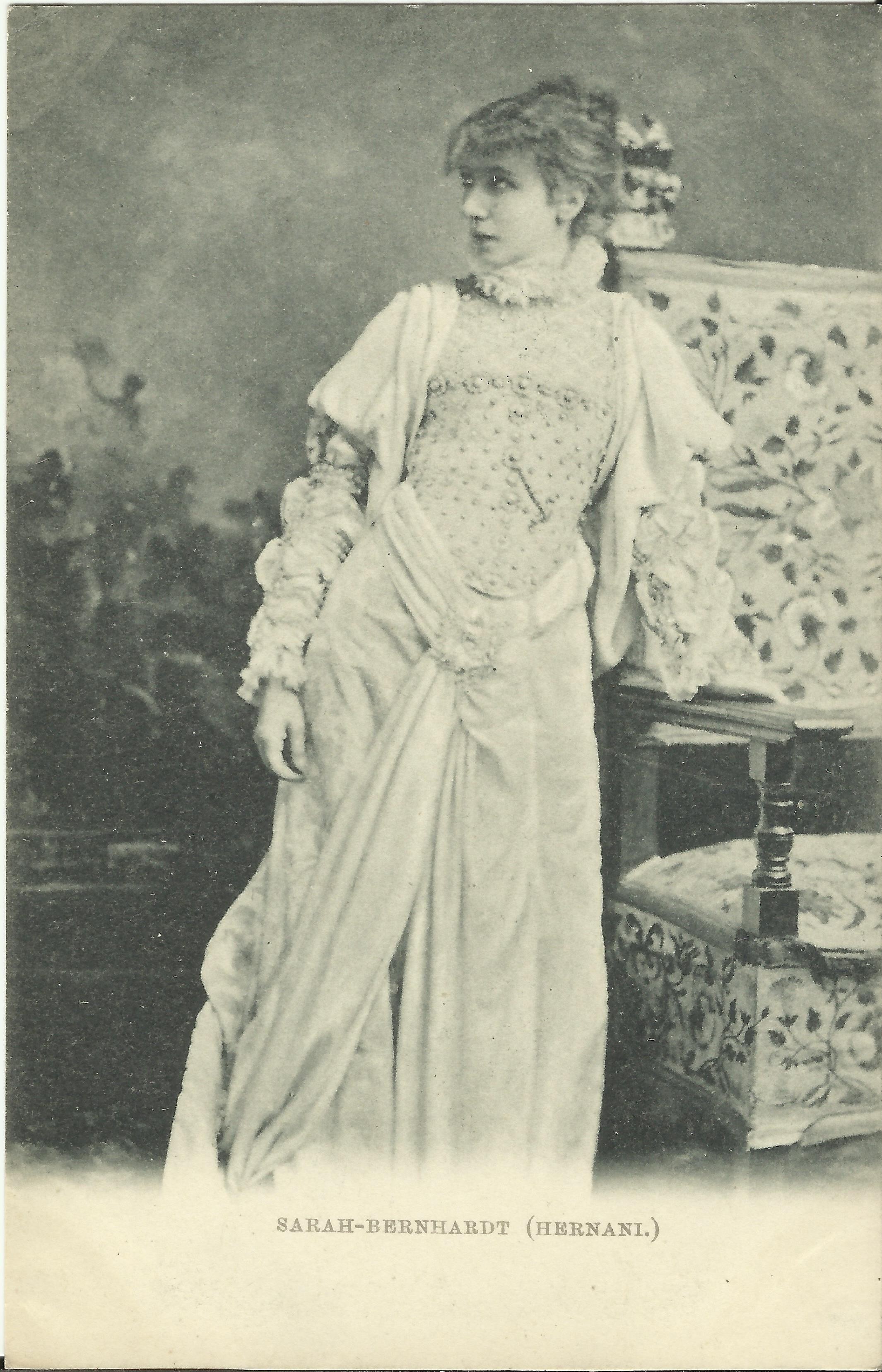 CPA: Portrait de Sarah BERNHARDT (Hernani), vers 1900.