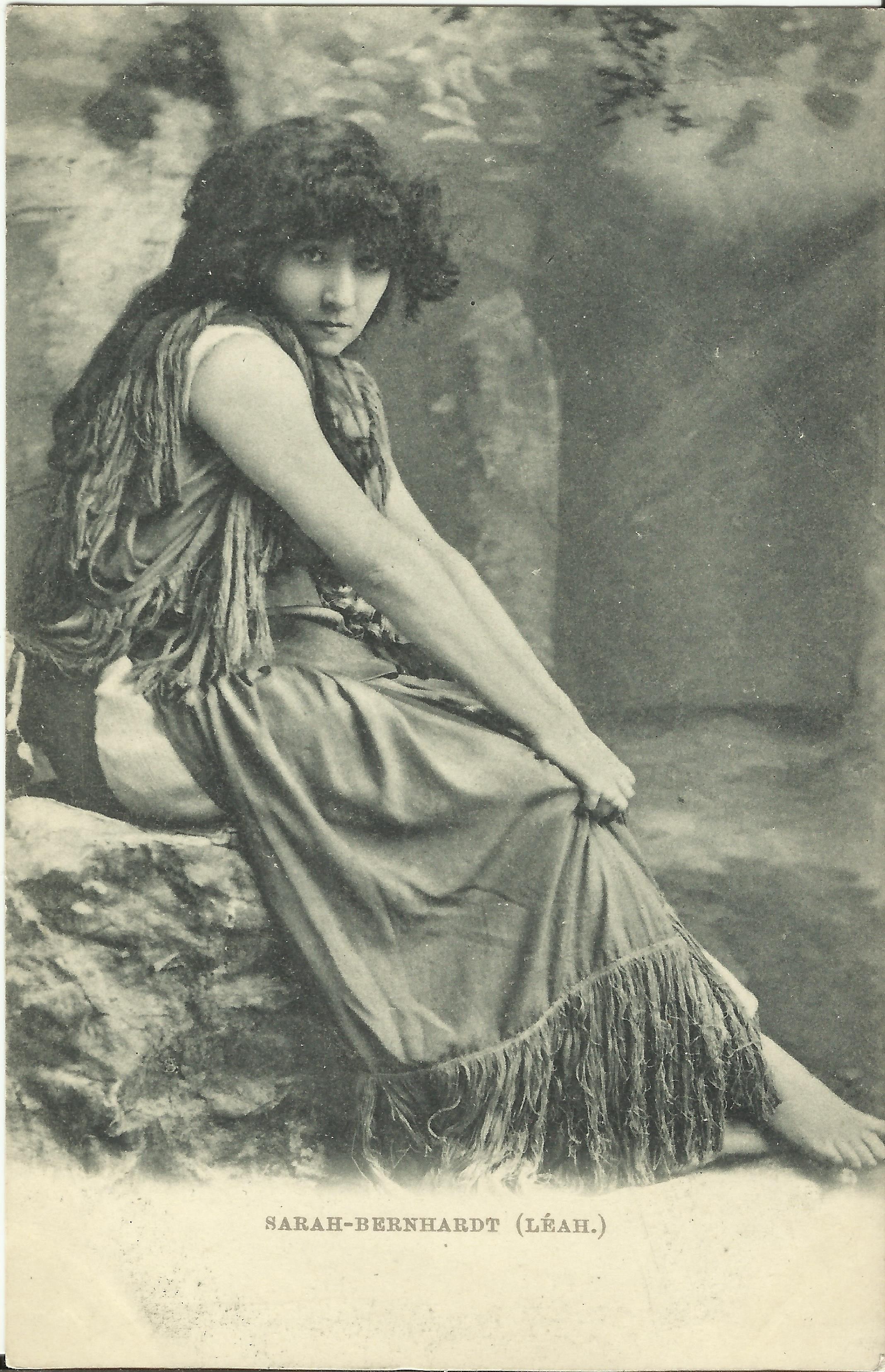 CPA: Portrait de Sarah BERNHARDT (Léah), vers 1900.