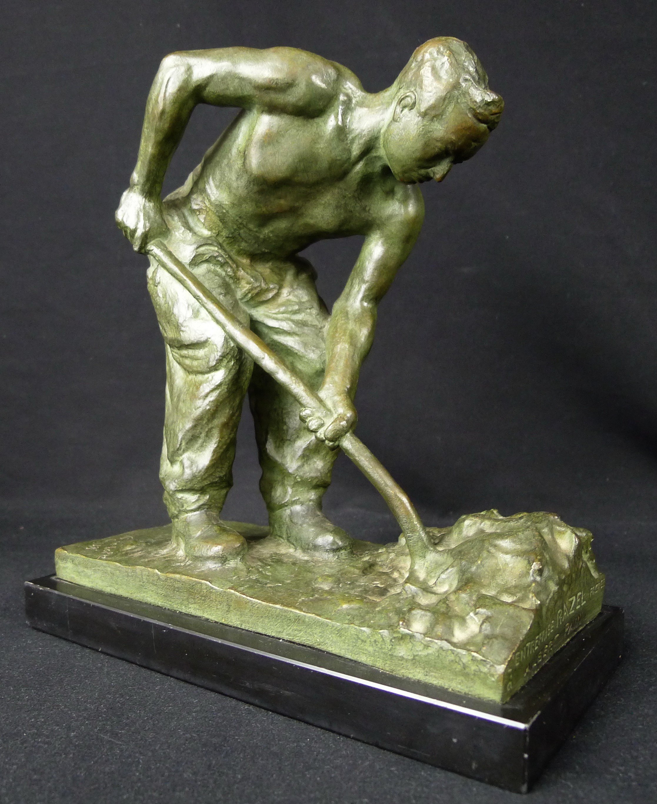 Gustav Adolphe HIERHOLZ (1877-1948), LA PELLETEE DE SABLE, BRONZE.