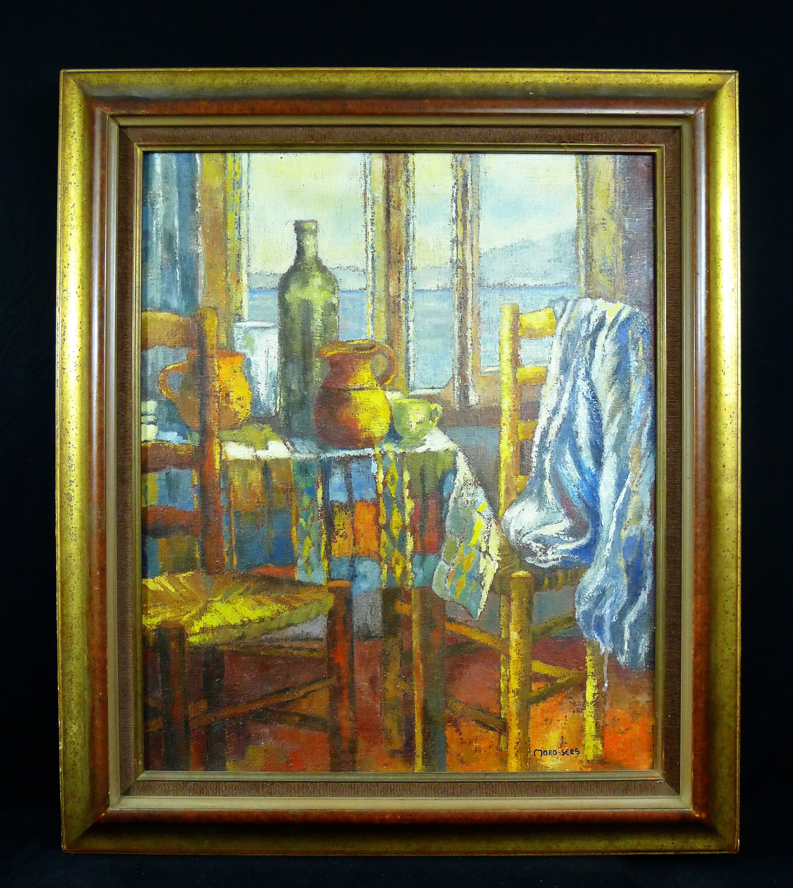 Jacques MORO-SERS (XXe s) , NATURE MORTE, VUE SUR MER. HUILE SUR TOILE.